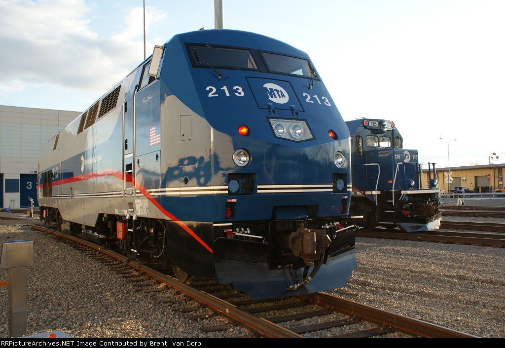 MNCR "Kirner tribute" 213 and BL20GH 115 enjoy the remaining rays of sun on a cold December ...